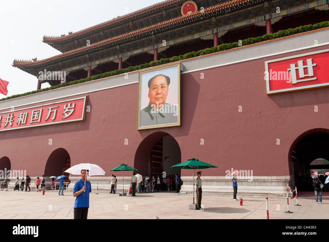 Plain clothes police officer hi-res stock photography and images - Alamy