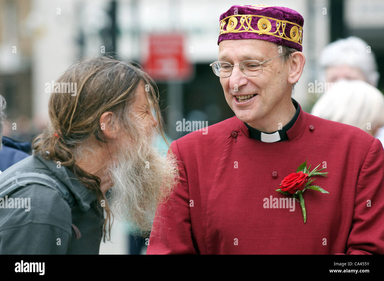 An Anglican clergyman chats to a bearded man in Albert Square ...