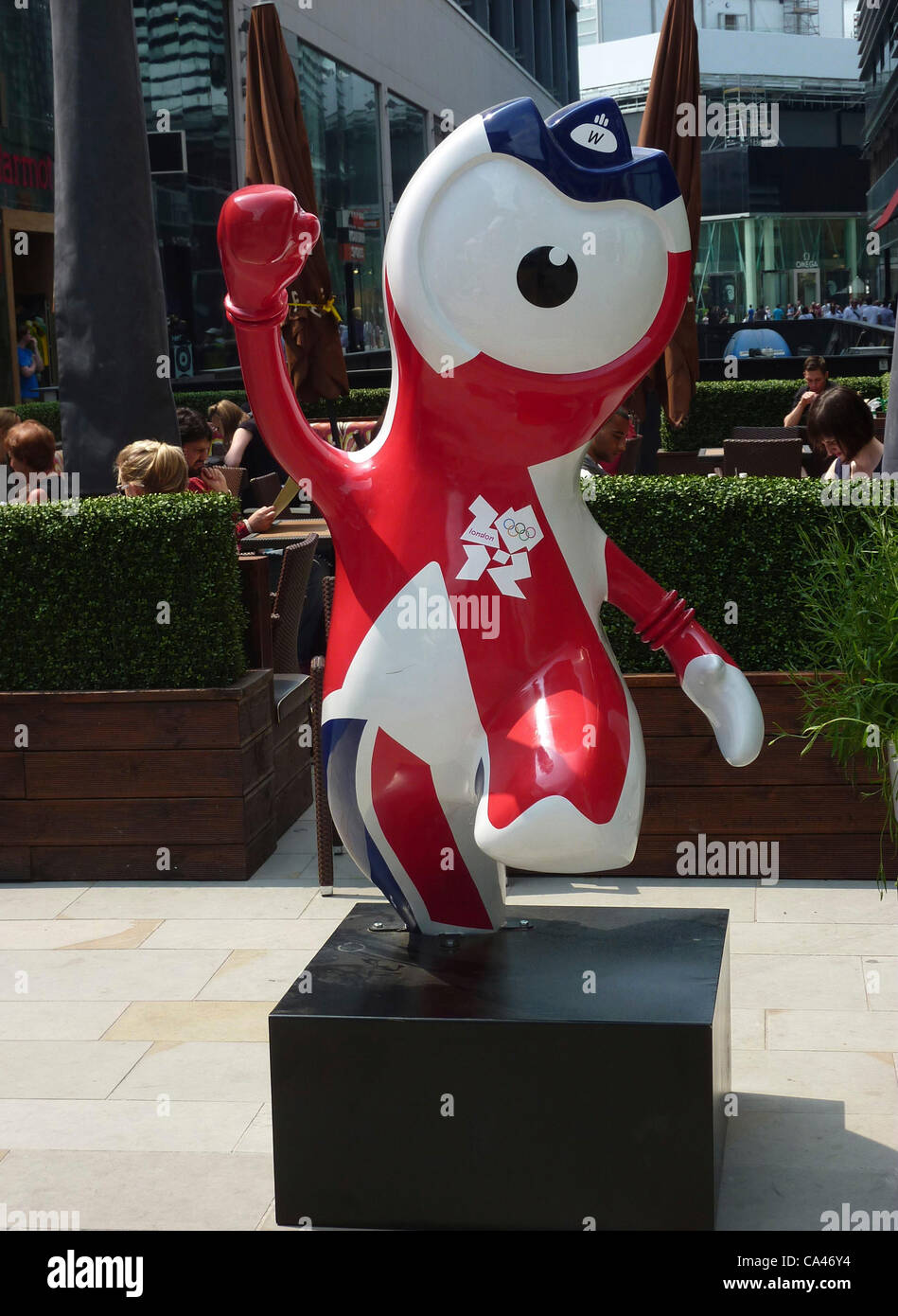 Hundreds of tourist are heading to the London's shopping centre to buy ...