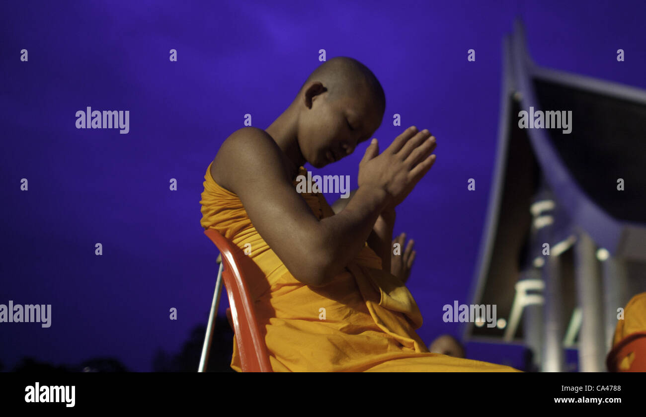 June 4, 2012 - Bangkok, Thailand - Thai Buddhist chant prayers during ...