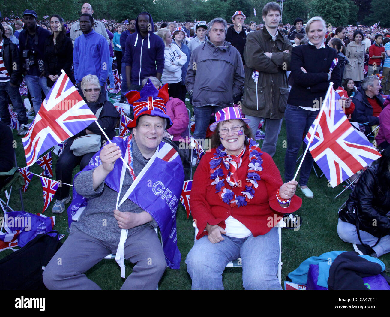 Crowd celebrating union jack flags hi-res stock photography and images ...