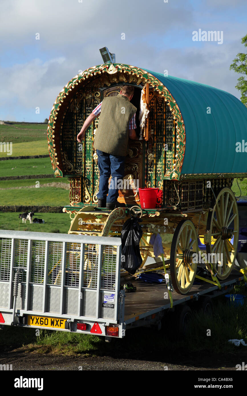 Horse Drawn Bow Top Gypsy Caravan High Resolution Stock Photography and ...