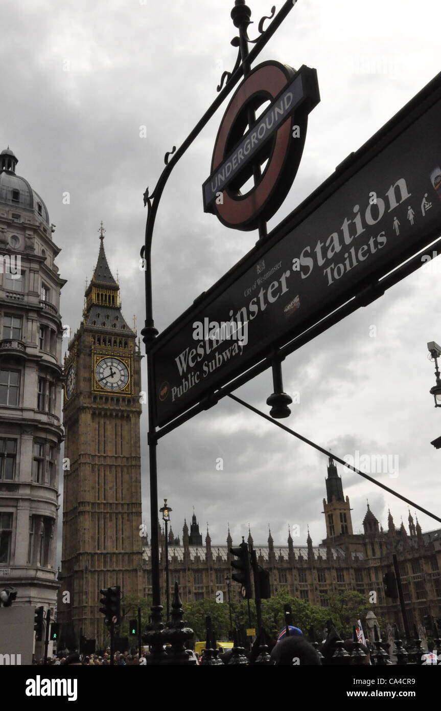 Big ben westminster station hi-res stock photography and images - Alamy
