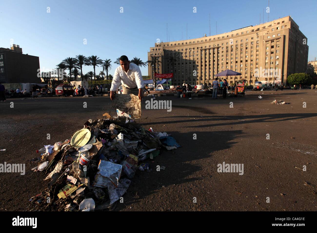 June 5, 2012 - Cairo, Egypt - Egyptian protesters clean the street in ...