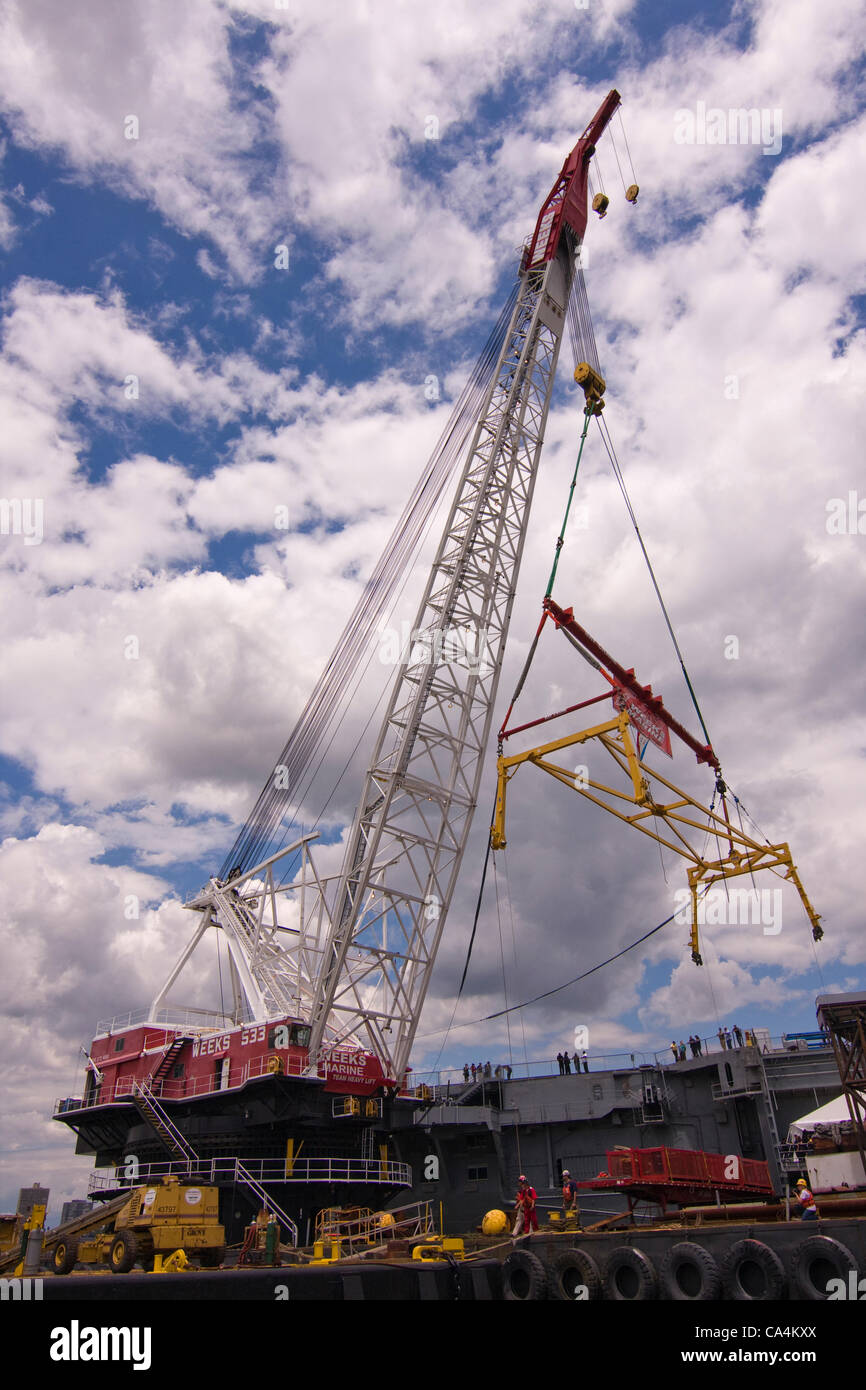 2012. New York City USA. Weeks Marine Heavy Lifting Crane #533 readies ...