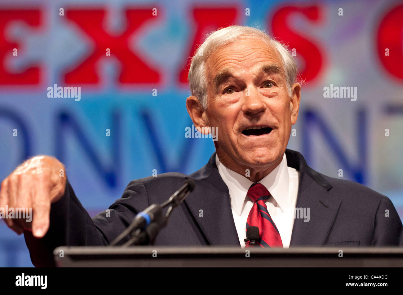 U.S. Presidential candidate Ron Paul speaks to thousands of delegates ...