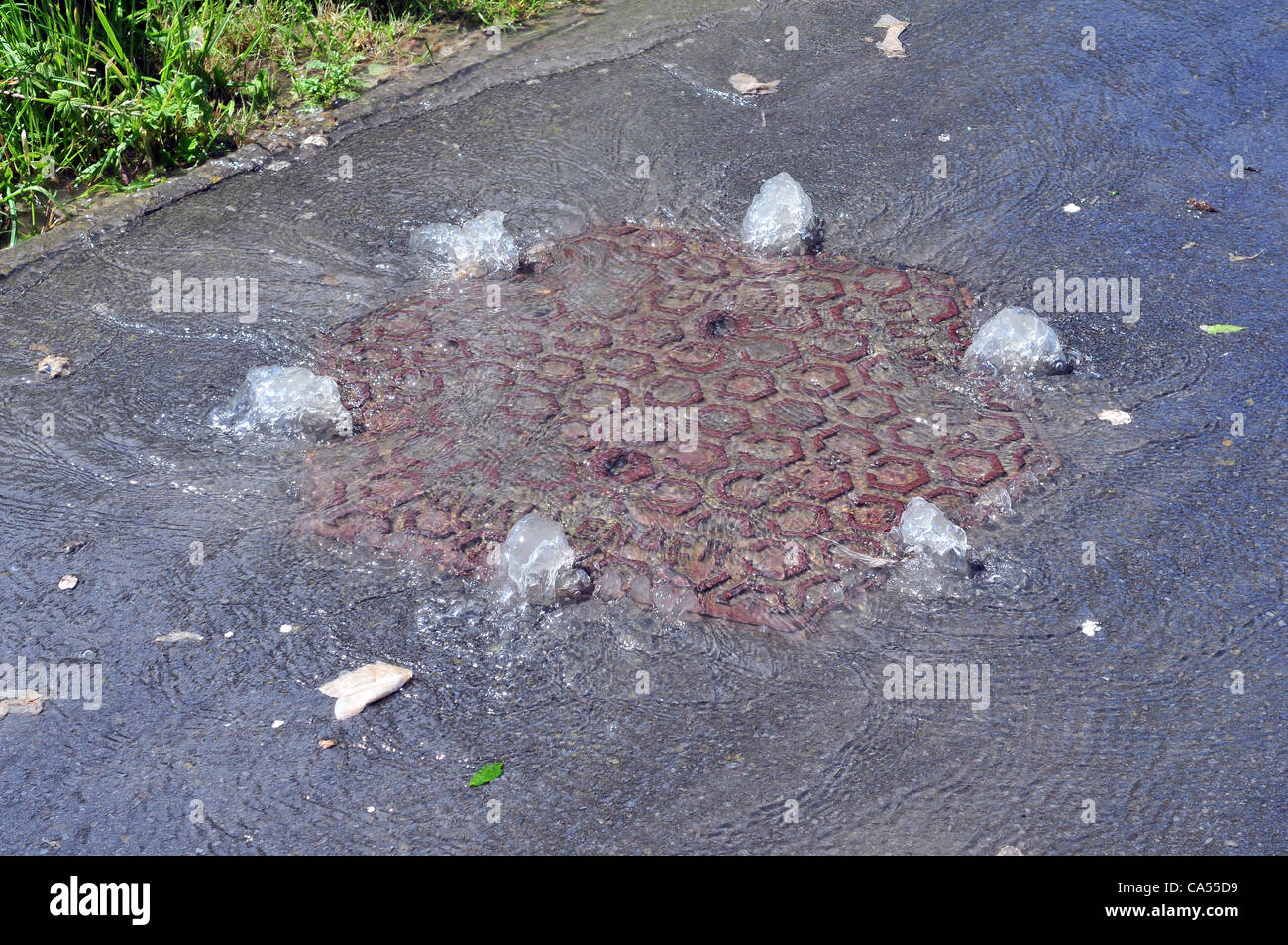 Water flooding manhole hi-res stock photography and images - Alamy