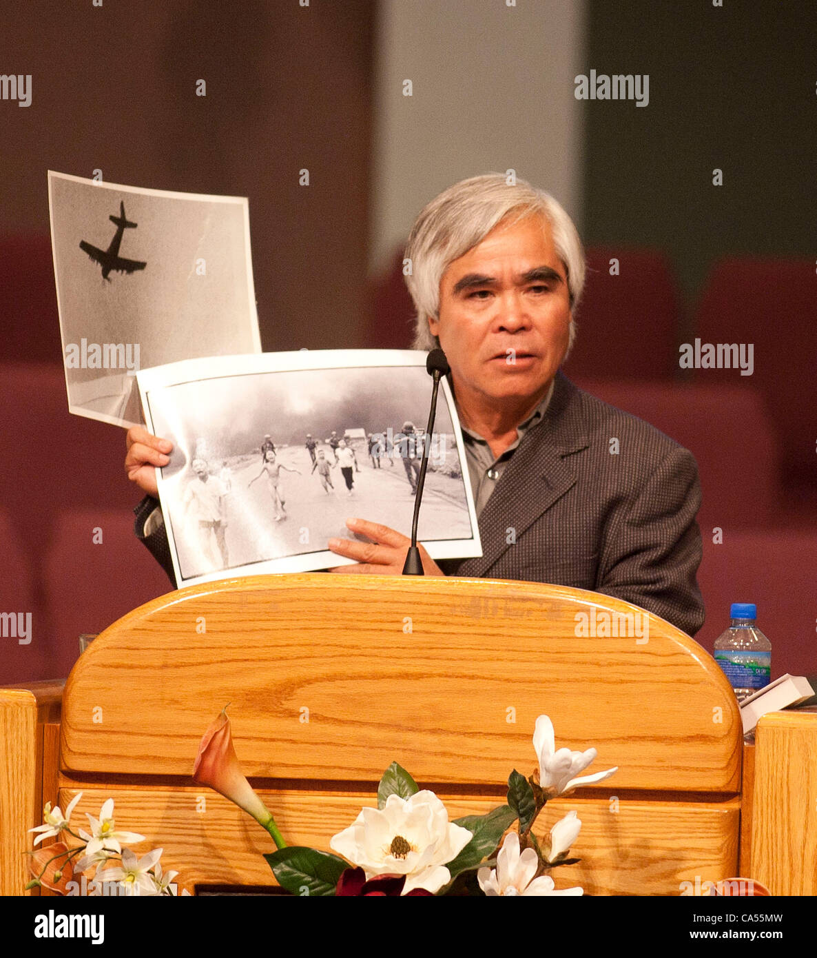 Photographer Nick Ut, left, displays his Pulitzer Prize image of Kim ...