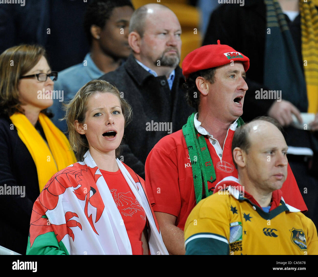 Rugby supporters singing anthem hi-res stock photography and images - Alamy