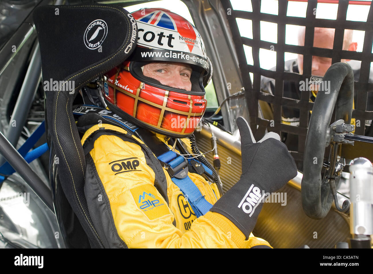 10.06.2012, Oulton Park, Team ES Racing.com driver David Newsham behind ...
