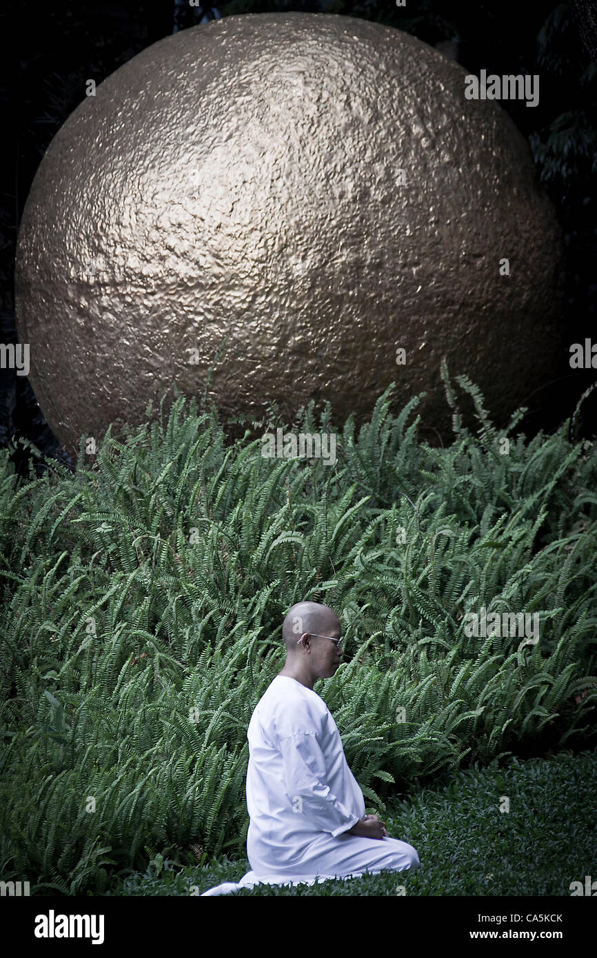 MAE CHEE KON KHAI carries out evening meditation at the Sathira ...