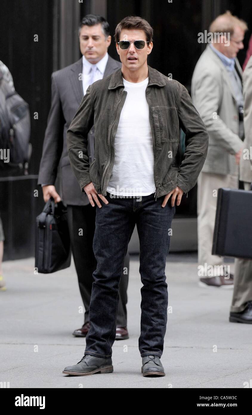 Tom Cruise on location for OBLIVION Film Shoot, Empire State Building ...
