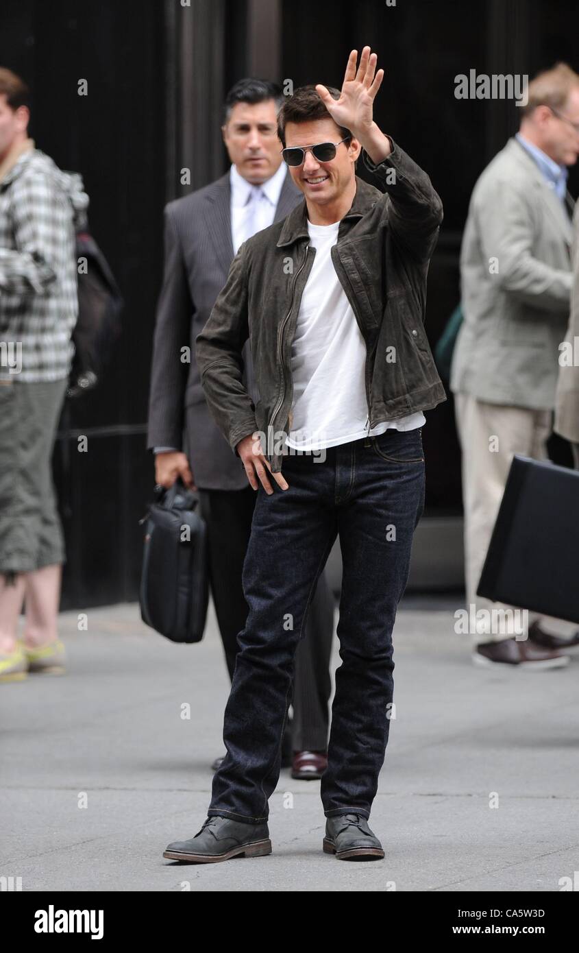 Tom Cruise on location for OBLIVION Film Shoot, Empire State Building ...