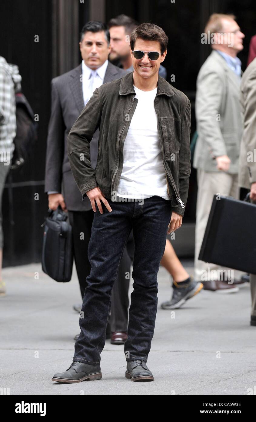 Tom Cruise on location for OBLIVION Film Shoot, Empire State Building ...