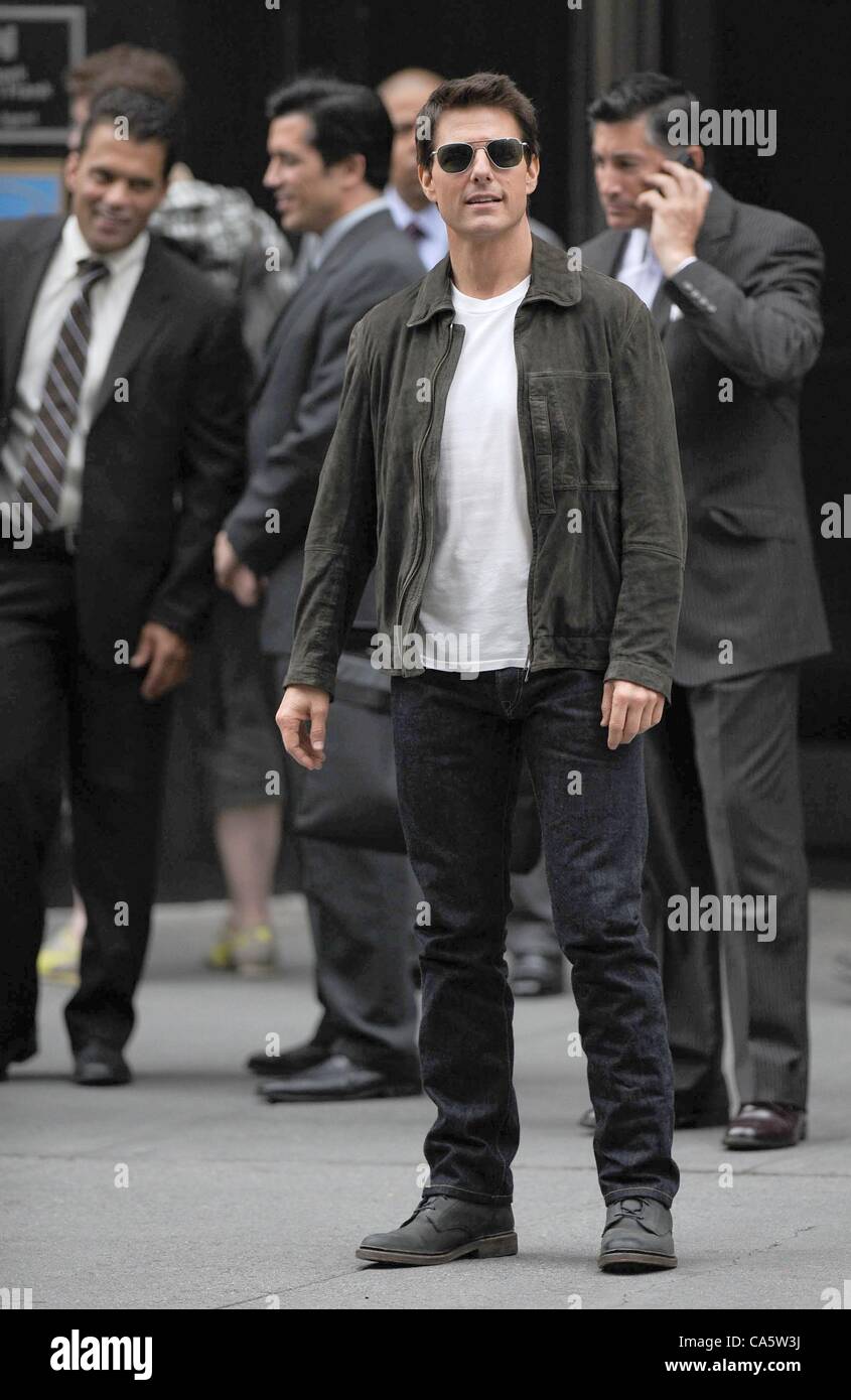Tom Cruise on location for OBLIVION Film Shoot, Empire State Building ...