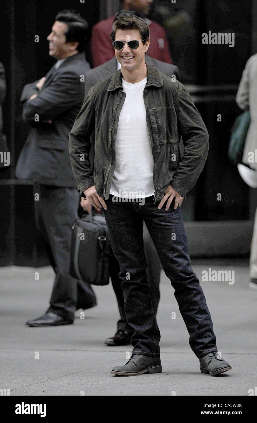 Tom Cruise on location for OBLIVION Film Shoot, Empire State Building ...