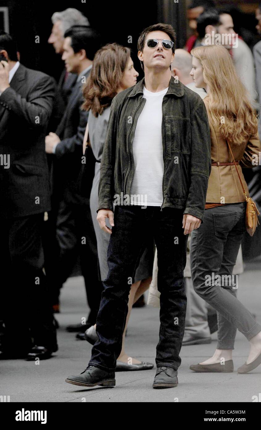 Tom Cruise on location for OBLIVION Film Shoot, Empire State Building ...