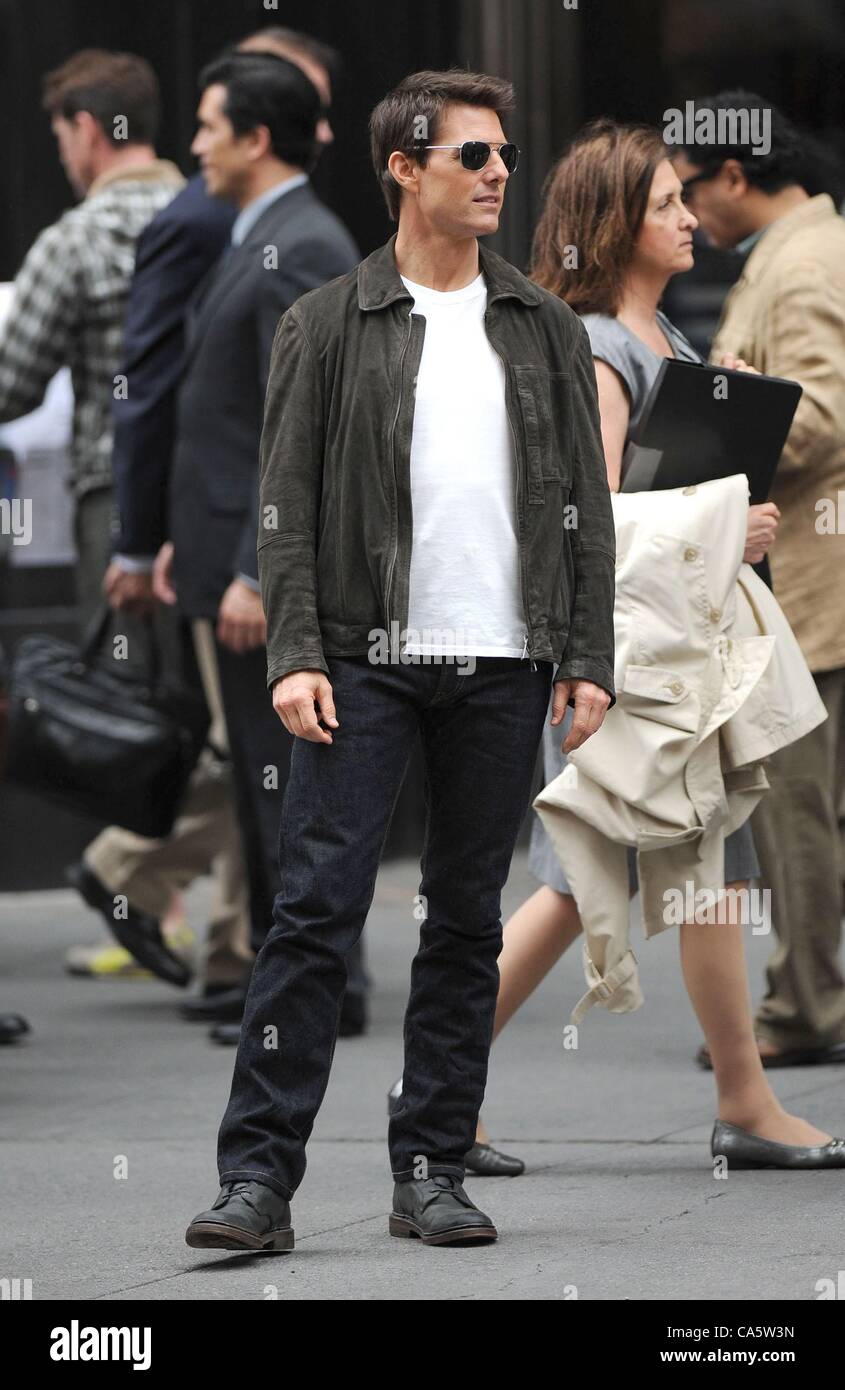 Tom Cruise on location for OBLIVION Film Shoot, Empire State Building ...