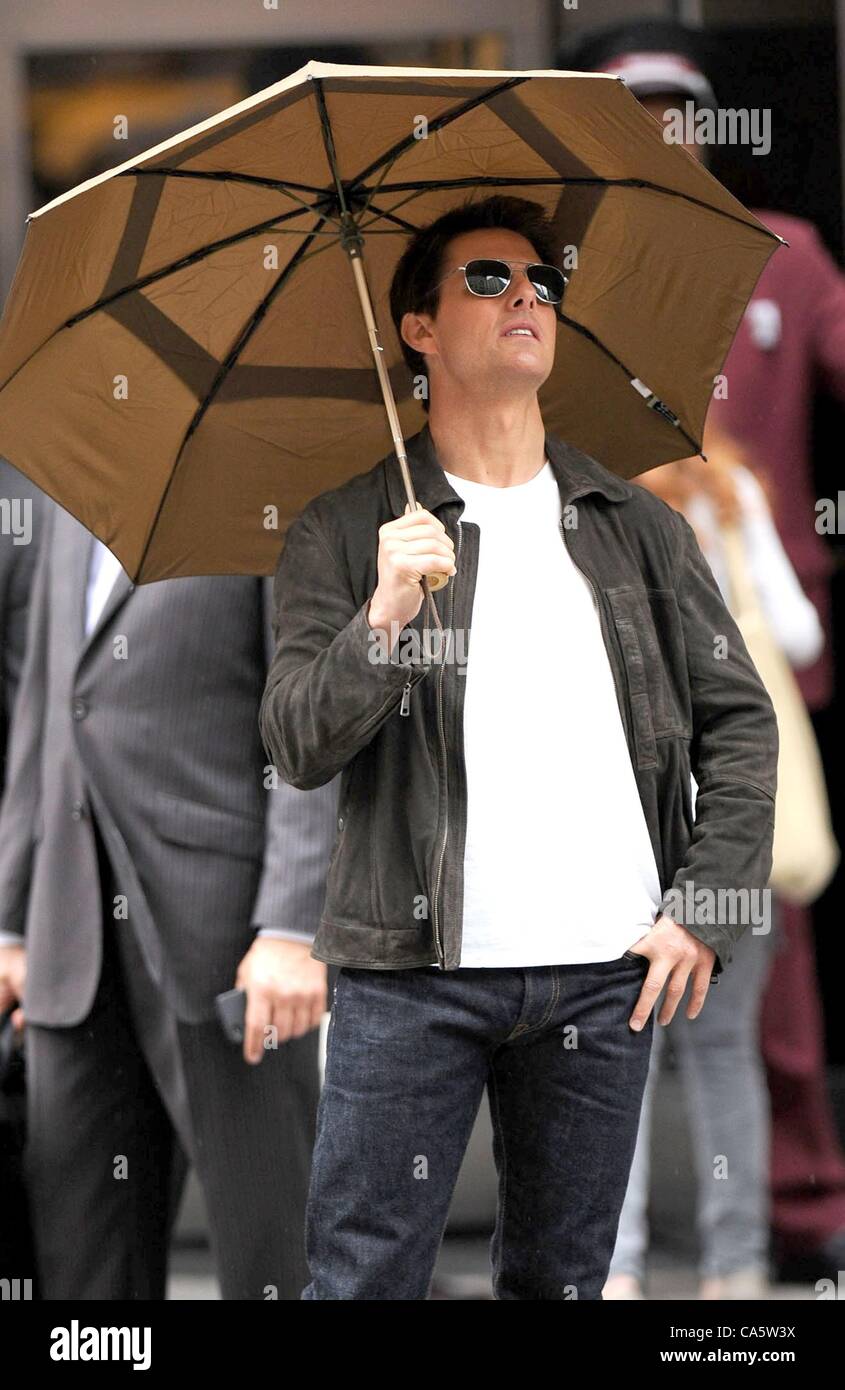 Tom Cruise on location for OBLIVION Film Shoot, Empire State Building ...