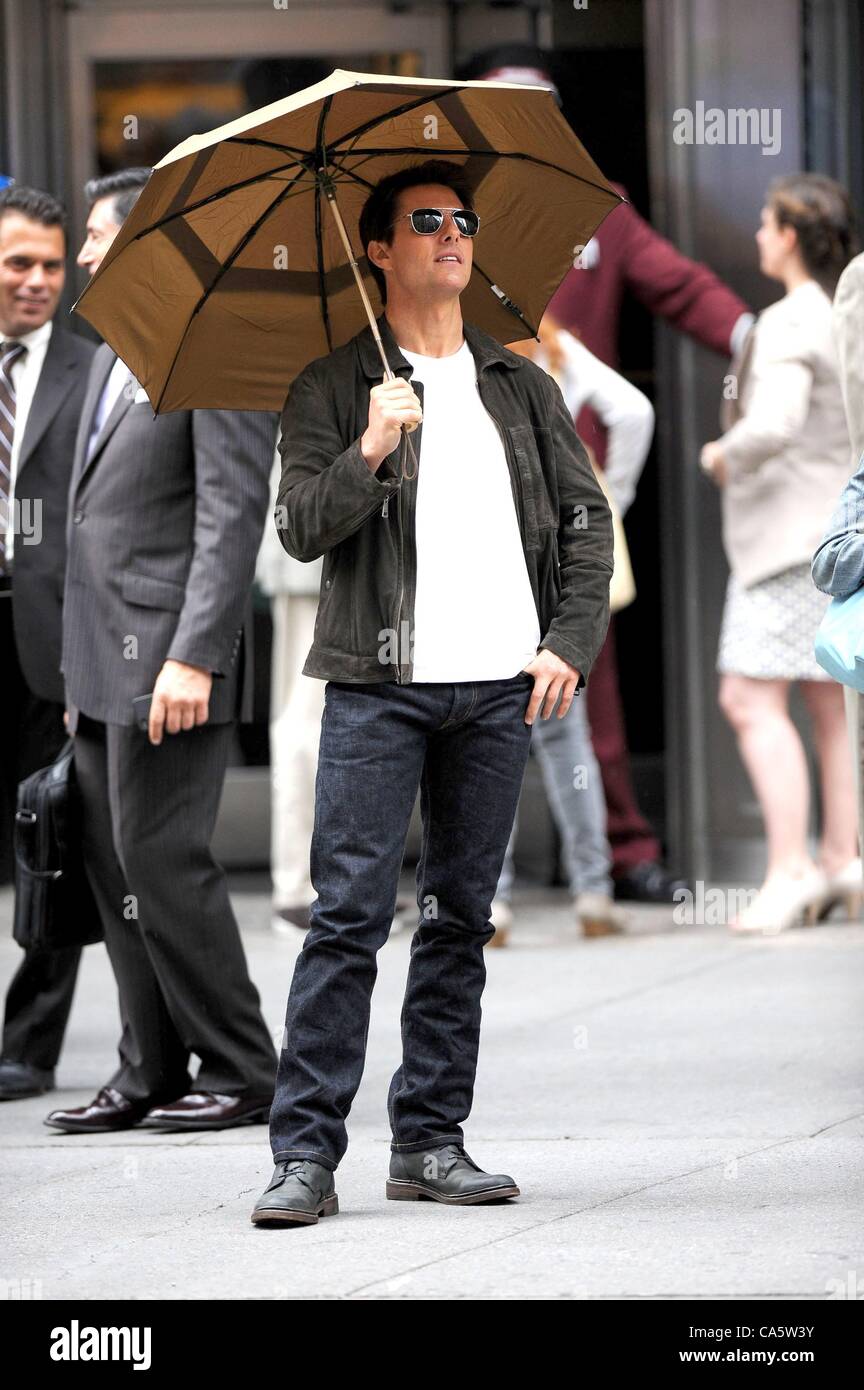 Tom Cruise on location for OBLIVION Film Shoot, Empire State Building ...