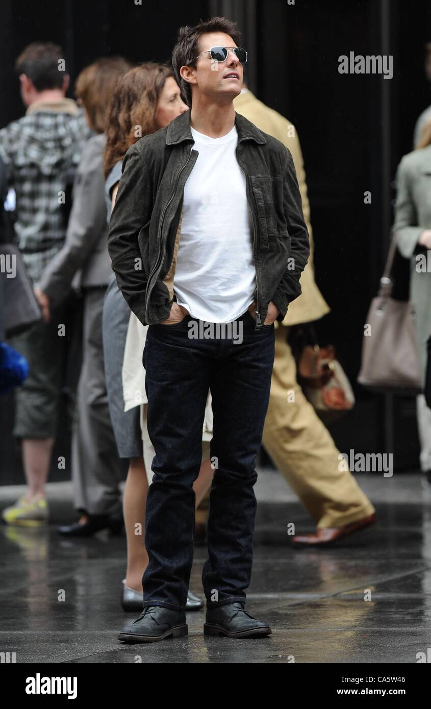 Tom Cruise on location for OBLIVION Film Shoot, Empire State Building ...