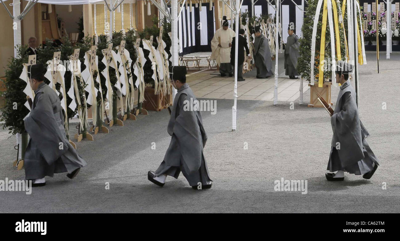 June 14, 2012 - Tokyo, Japan - Shinto priests arrive for a funeral for ...