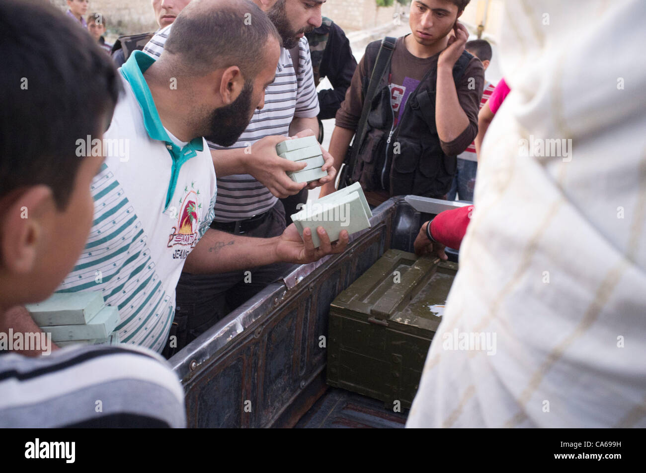 Free syrian army members prepare hi-res stock photography and images ...