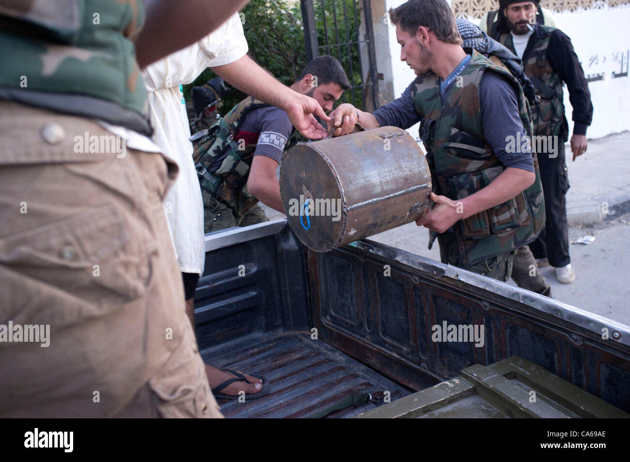 Free syrian army members prepare hi-res stock photography and images ...