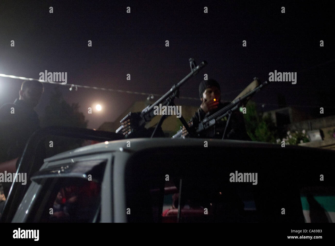 Free syrian army members prepare hi-res stock photography and images ...