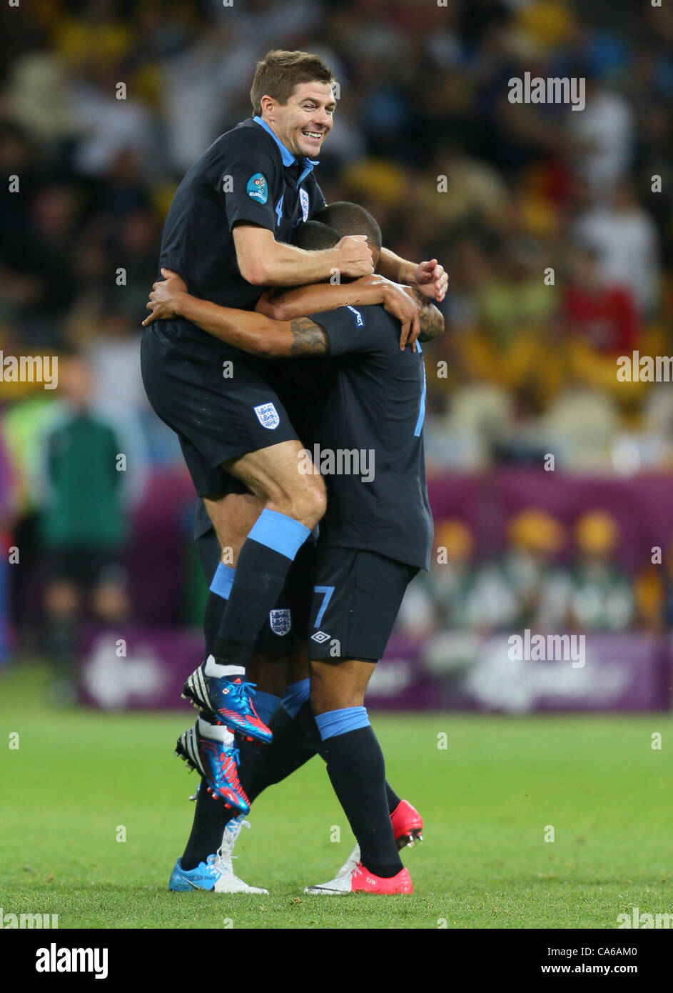 THEO WALCOTT & STEVEN GERRARD SWEDEN V ENGLAND EURO 2012 OLYMPIC ...
