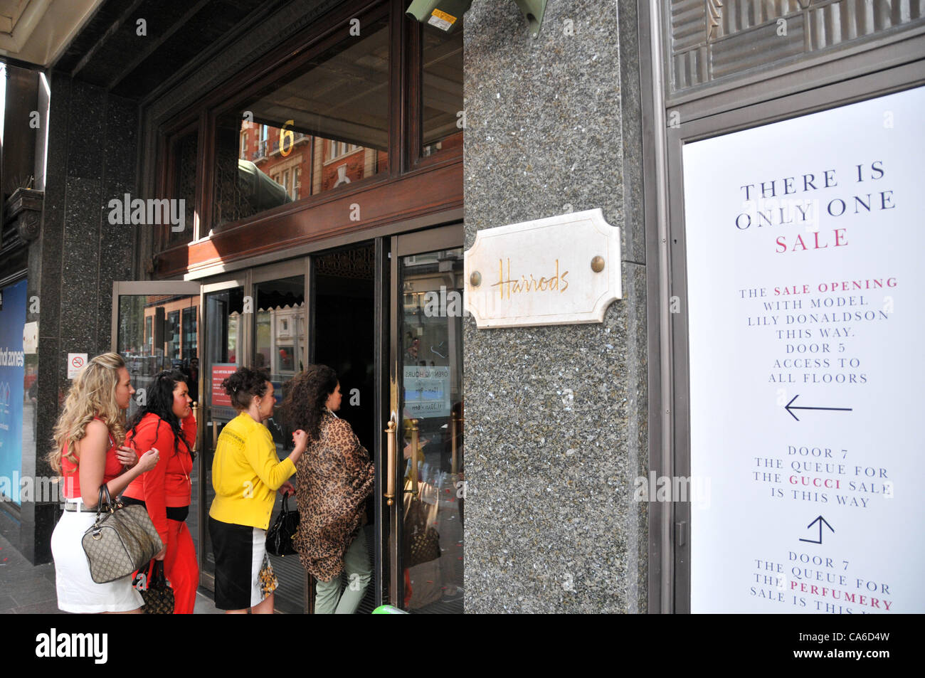Queue harrods sale hi-res stock photography and images - Alamy