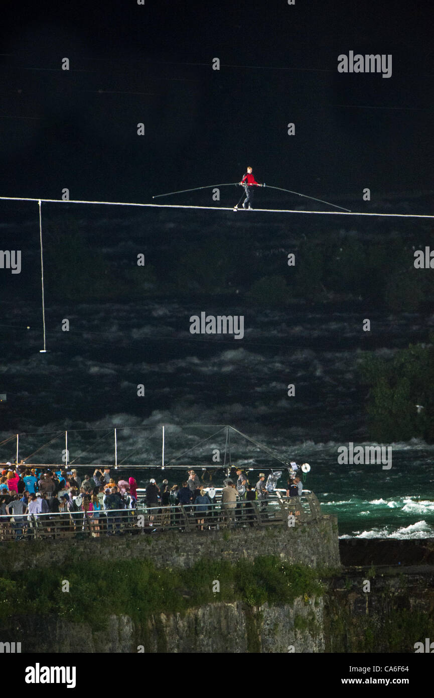 Niagara Falls, USA. Nik Wallenda tightrope walks across Niagara Falls ...