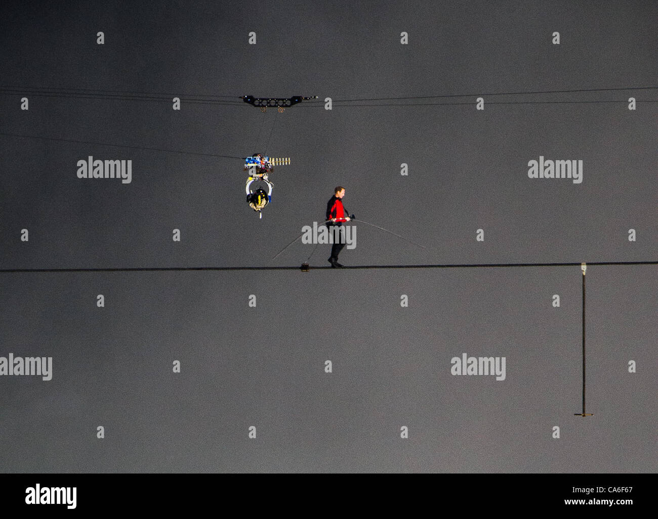 Niagara falls tightrope hi-res stock photography and images - Alamy