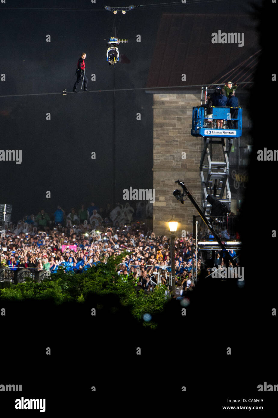 Niagara Falls, USA. Nik Wallenda tightrope walks across Niagara Falls ...