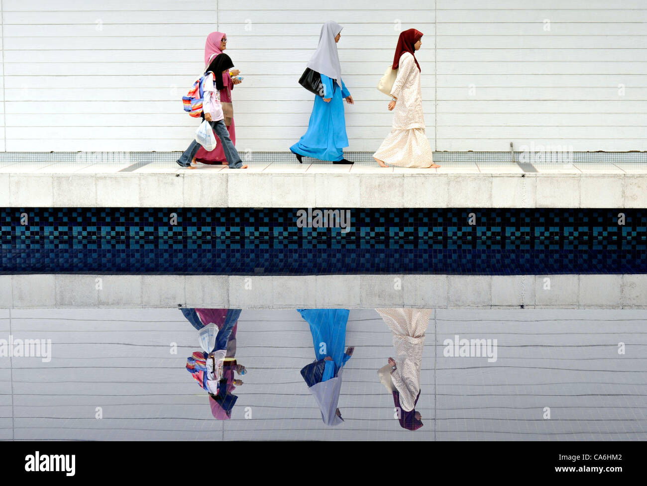 June 17, 2012 - Kuala Lumpur, Malaysia - Muslims walk towards a mosque ...