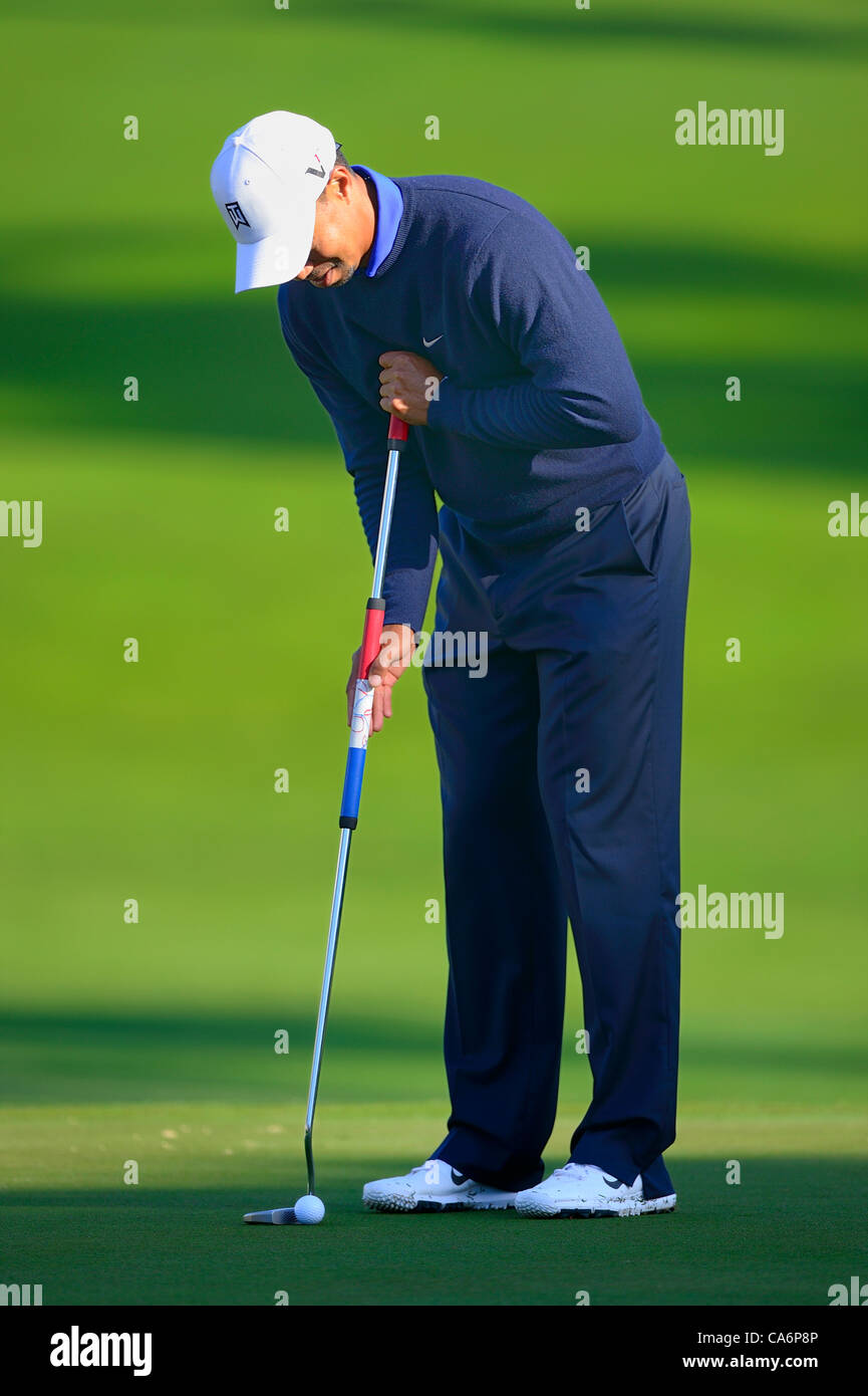 Tiger Woods Putting Stance