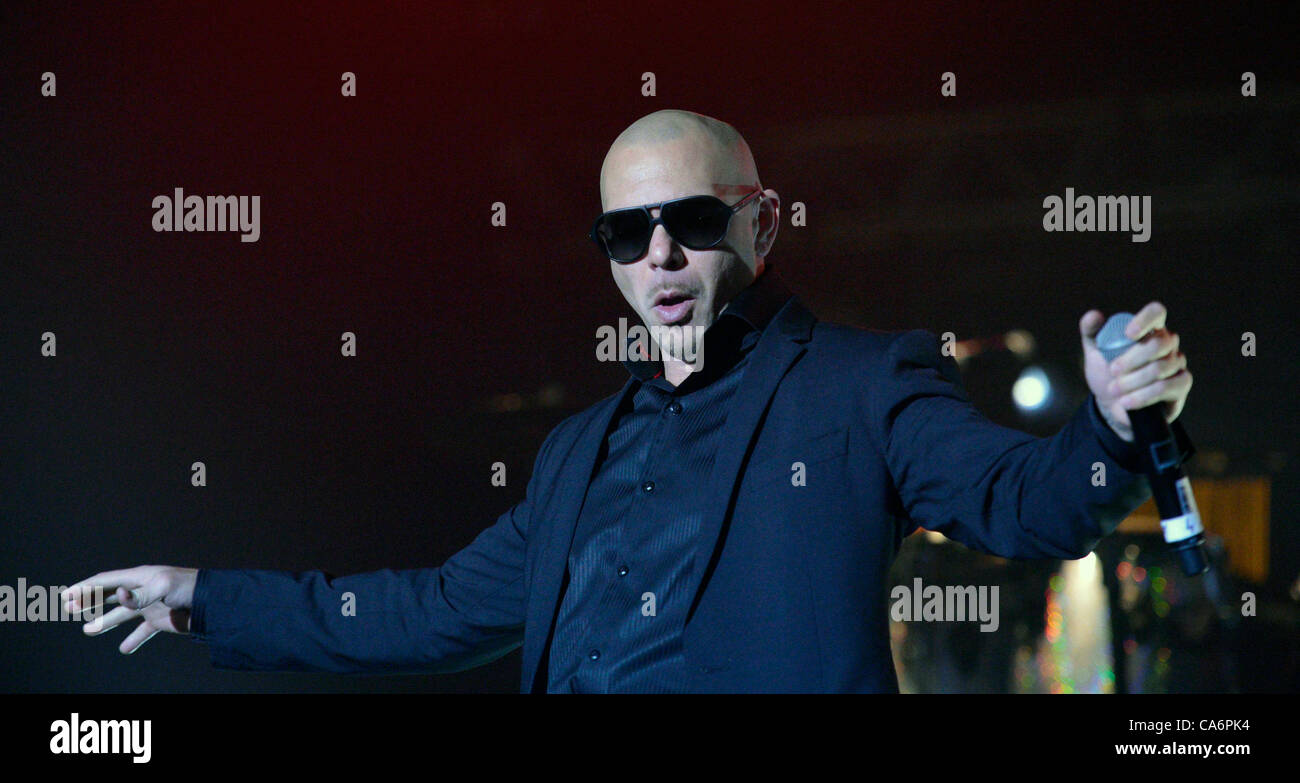 Pitbull rapper hi-res stock photography and images - Alamy
