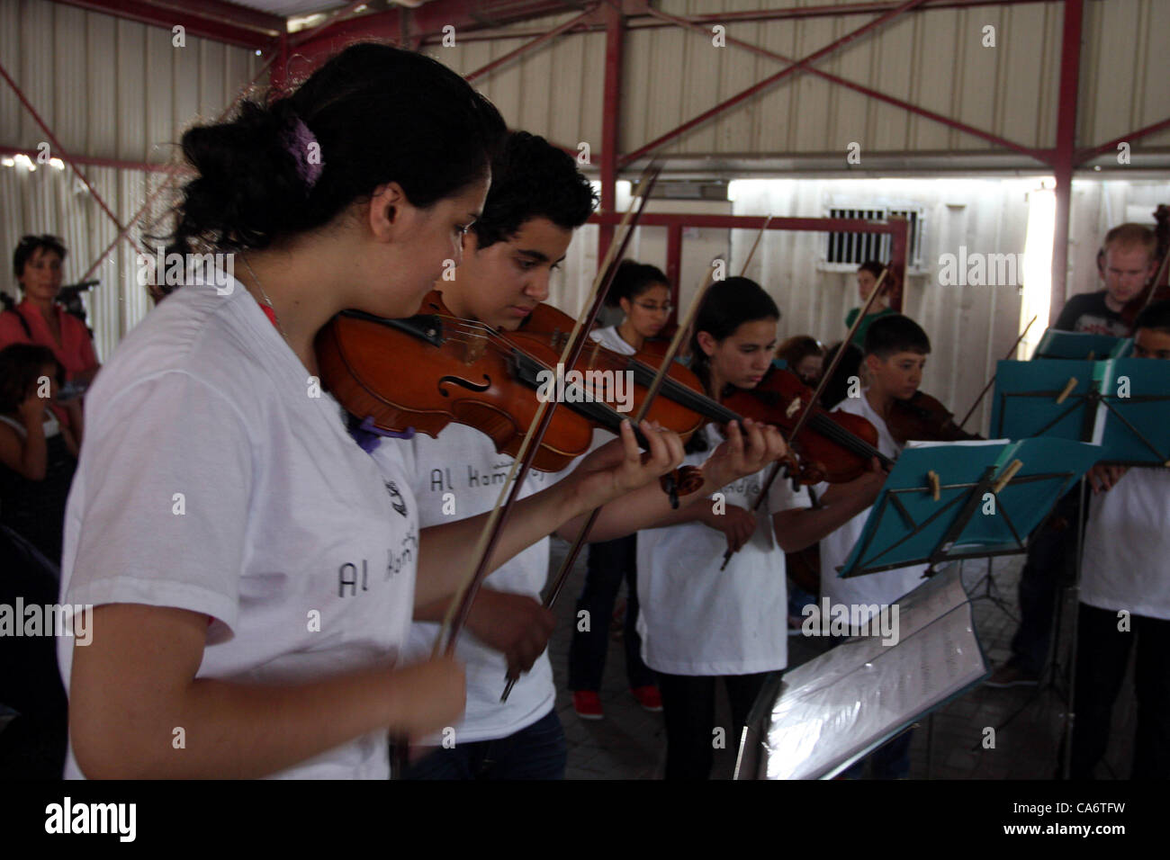 Palestinian musicians hi-res stock photography and images - Alamy