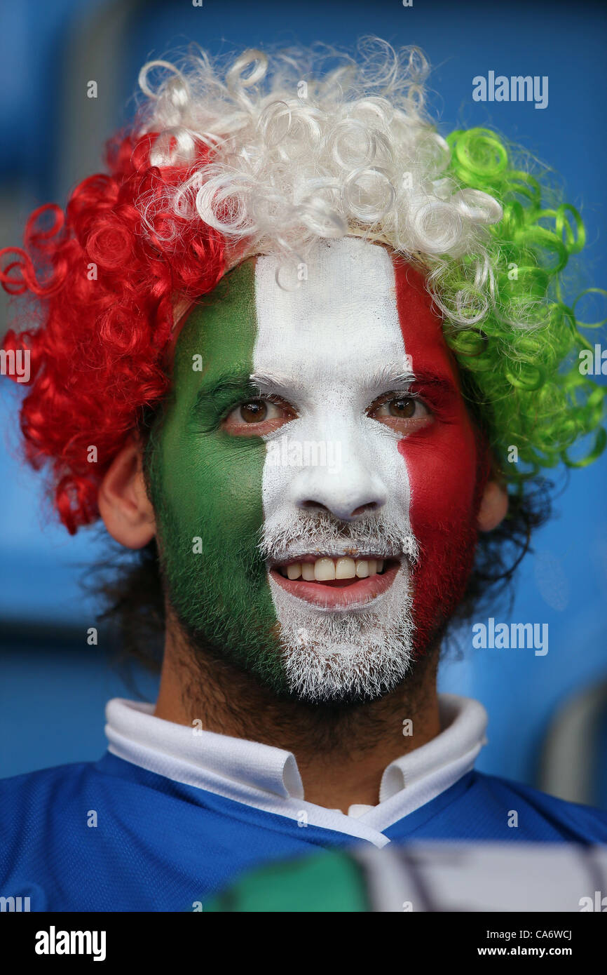 ITALIAN FAN WITH PAINTED FACE ITALY V REP. OF IRELAND MUNICIPAL STADIUM ...