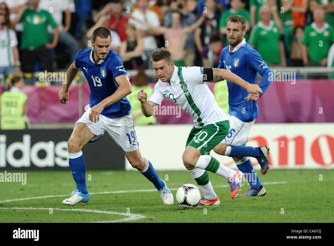 Leonardo Bonucci (Italy), Simon Cox (Ireland) : June 18 2012 - Football ...
