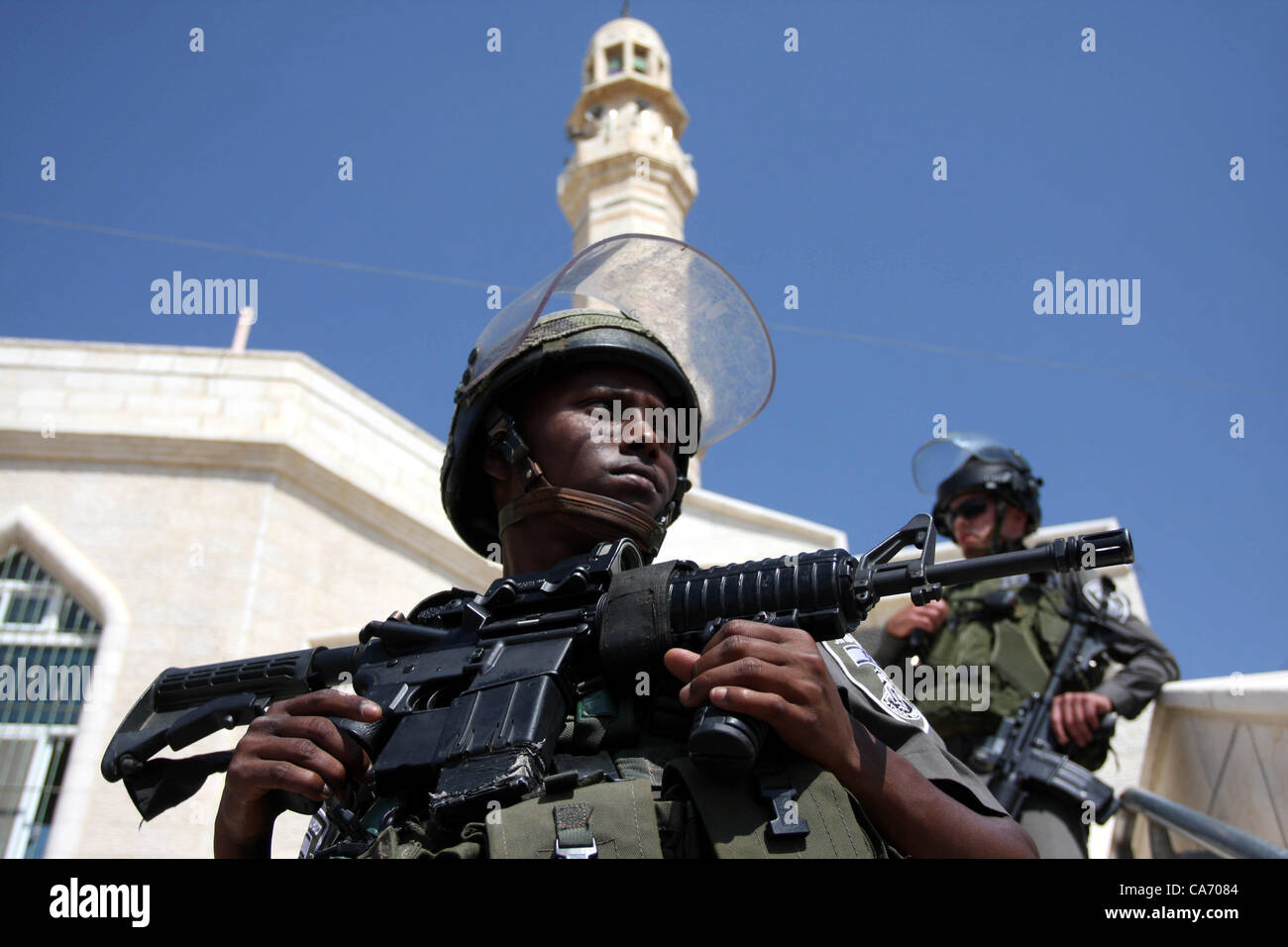 Police officers stand outside 20 hi-res stock photography and images ...