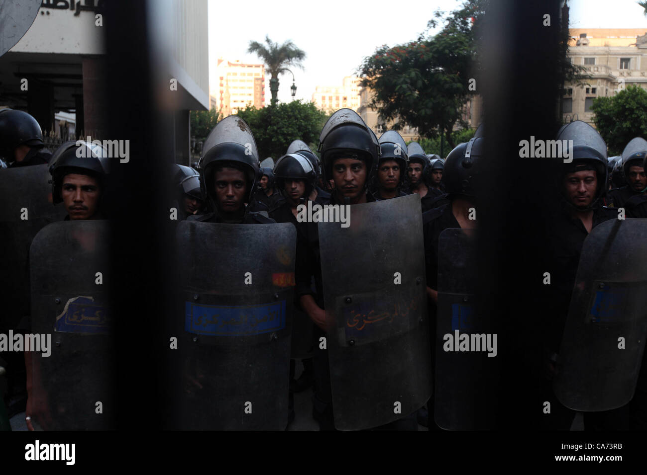 June 19, 2012 - Cairo, Cairo, Egypt - Egyptian riot police stand guard ...