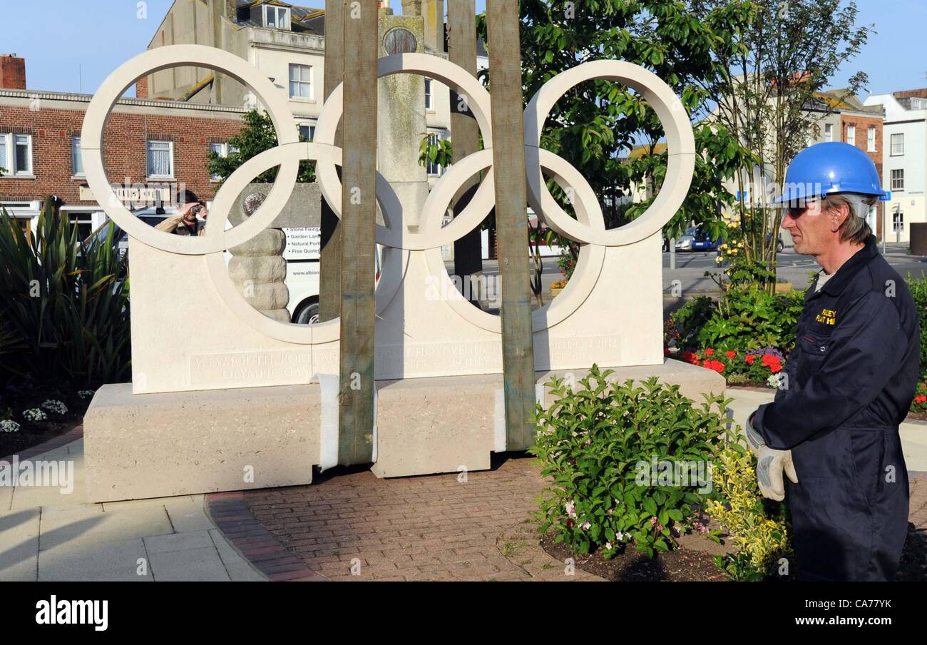 2012 Olympic ring sculpture arrives at the Olympic Sailing borough ...