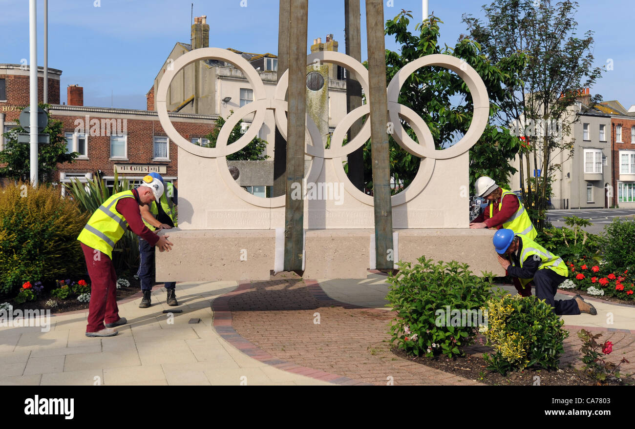 2012 Olympic ring sculpture arrives at the Olympic Sailing borough ...