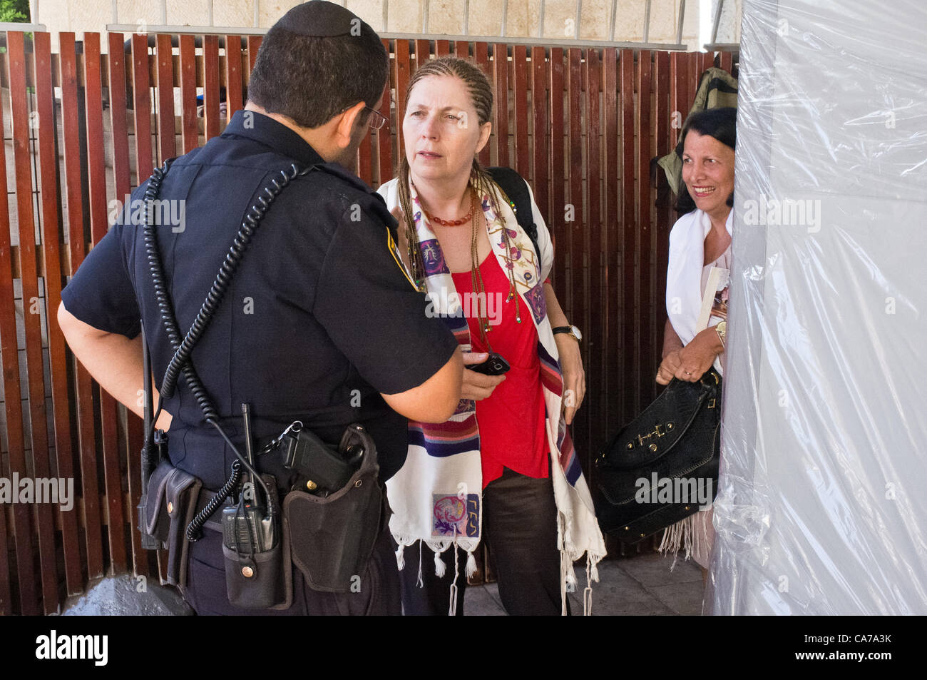 Policeman confronts Chairwoman Anat Hoffman and Women of the Wall as ...