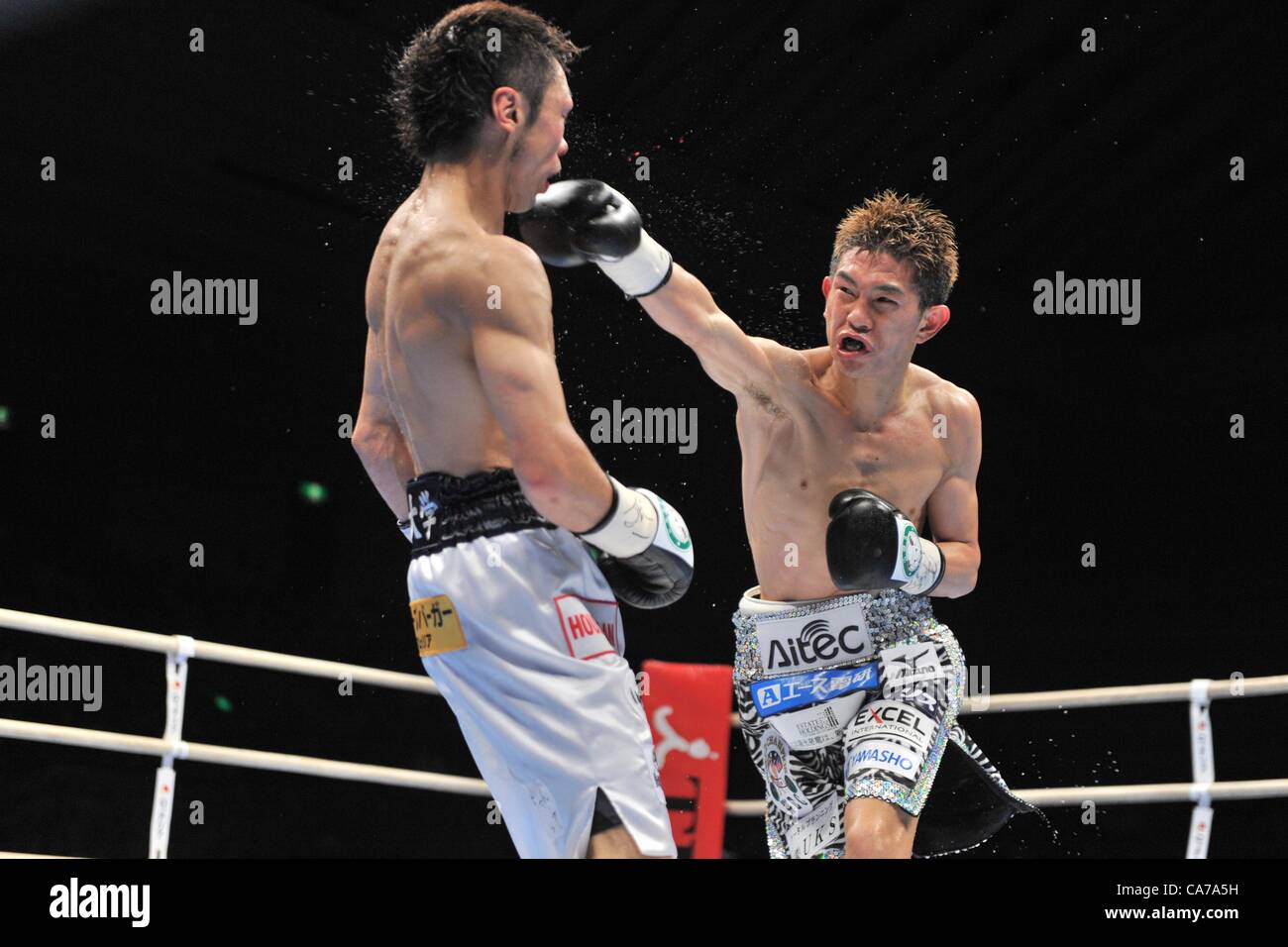 (L-R) Akira Yaegashi, Kazuto Ioka (JPN), JUNE 20, 2012 - Boxing ...