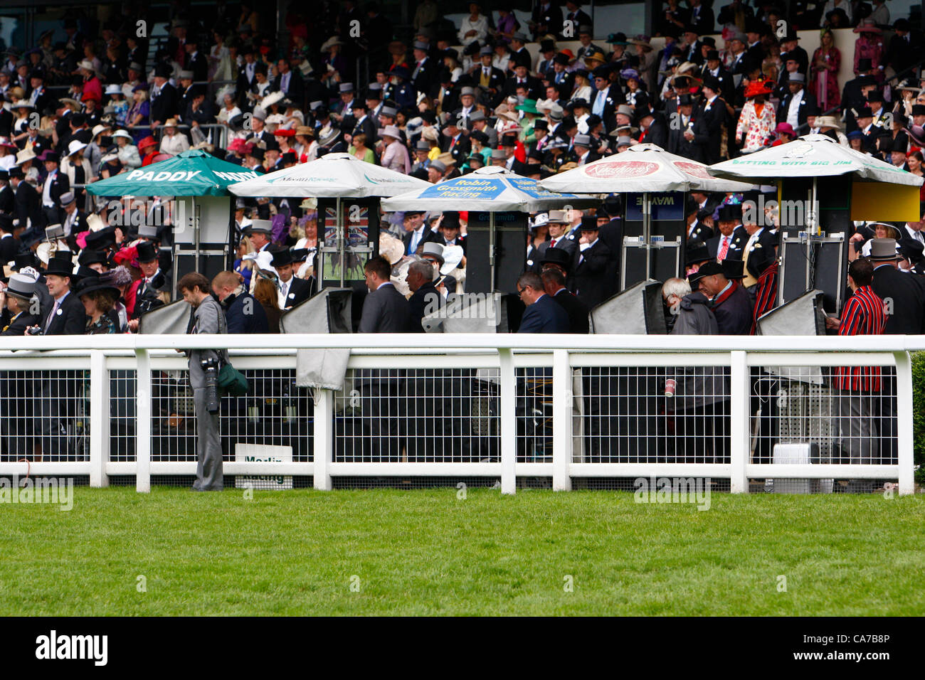 Bookmakers ascot hi-res stock photography and images - Alamy