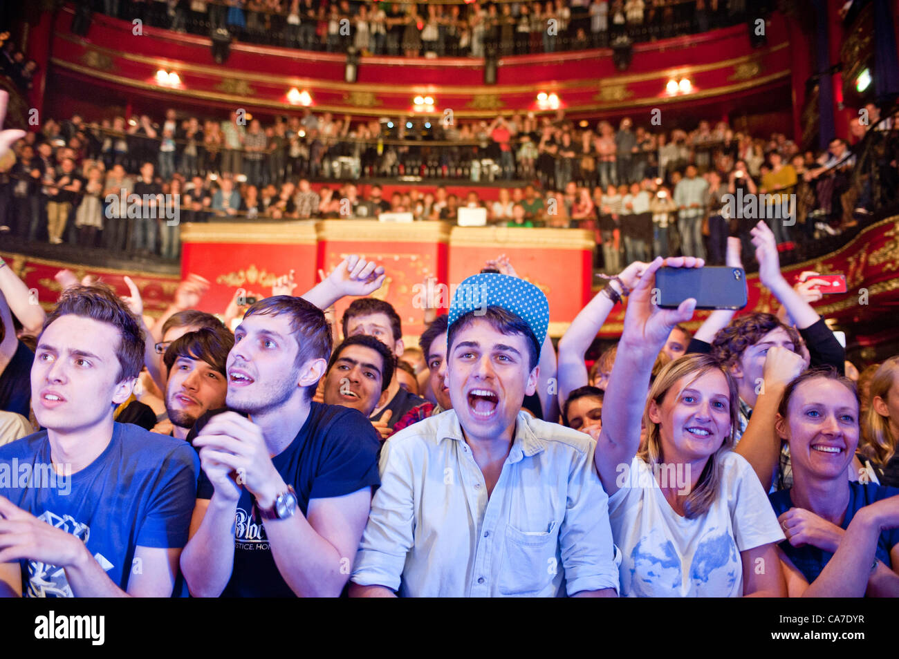 Singer perform club hi-res stock photography and images - Alamy