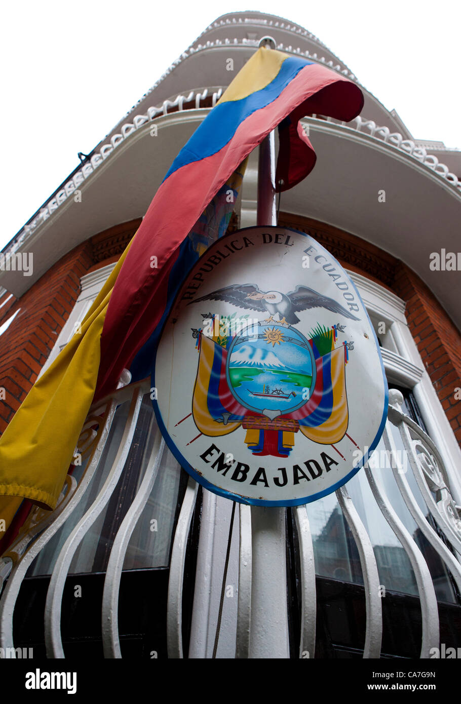London, UK. 22th June, 2012. Sign and flag outside the Ecuadorian ...