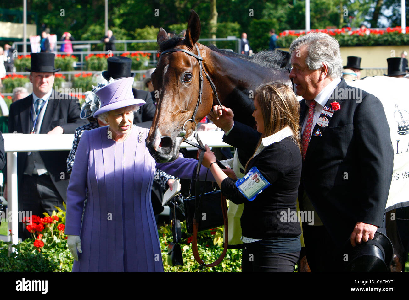 Queen royal ascot estimate hi-res stock photography and images - Alamy
